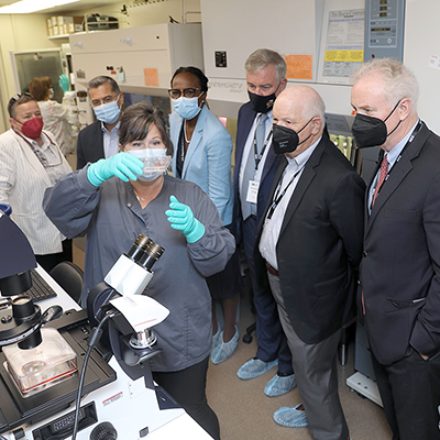 NCI’s Frederick Campus Hosts HHS Secretary, Members of Congress | NIH Record